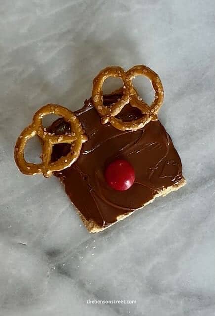Festive Reindeer Graham Crackers Snack For Christmas - The Benson Street